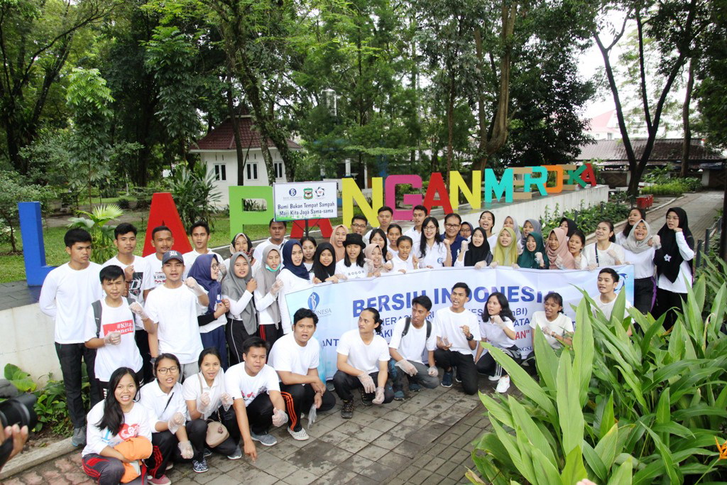 Komunitas 'GenBI' USI Gotong-royong di Lapangan Merdeka Siantar